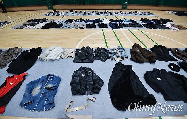 짝 잃은 신발 66개 네 컷 사진 속 환한 얼굴유품 안은 유족 오열