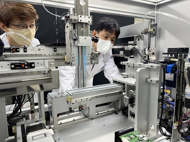영상 안아프게 이 어려운걸 해낸다고” 로봇이 코로나검사 40분만에 끝낸다
