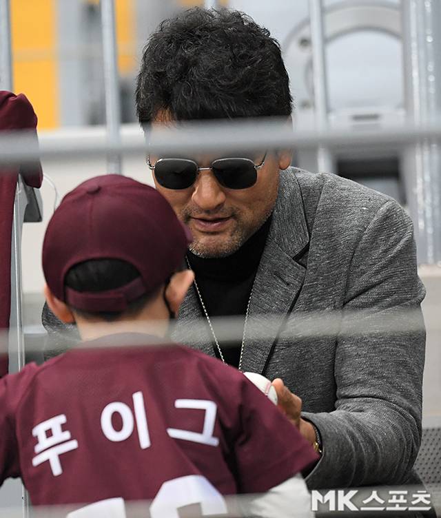 절친 홍원기 부탁에 고척에 뜬 박찬호 “힘든 시기에 좋은 경기하는 선수들, 보기 좋아” [KS4]