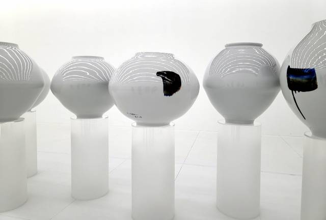 이우환의 붓질 품은 달항아리·아크릴로 만든 백골동···현대미술 입은 전통공예의 진화