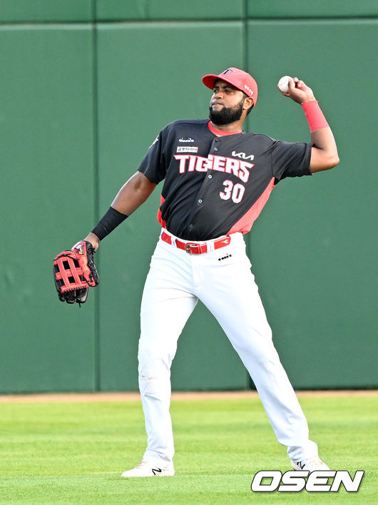 "테스는 코너 외야가 딱인데..." 마땅한 해법 없는 KIA 중견수 고민