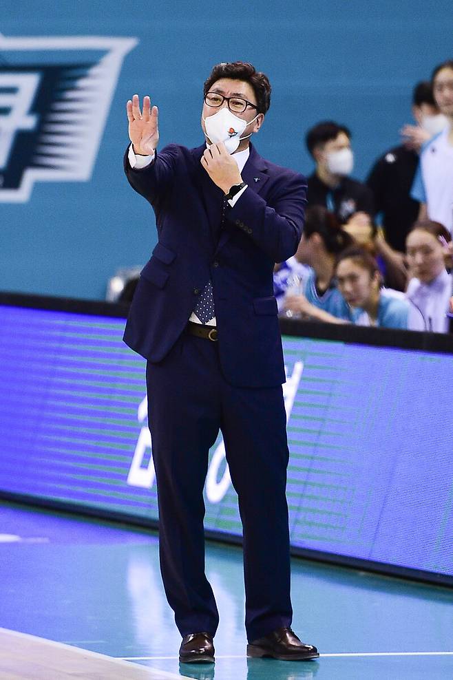 경기 전 김도완 하나원큐 감독 여유를 가져야 한다 김완수 Kb스타즈 감독 너무 잘하려다 보니 힘이 들어간다