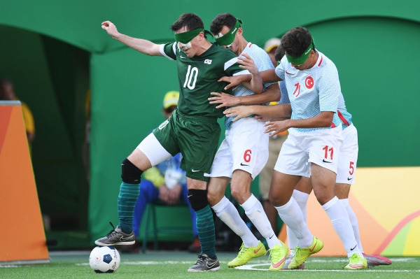 목발 짚고 오버헤드킥 득점을 터트린 장애인 축구선수 야동말고 축동