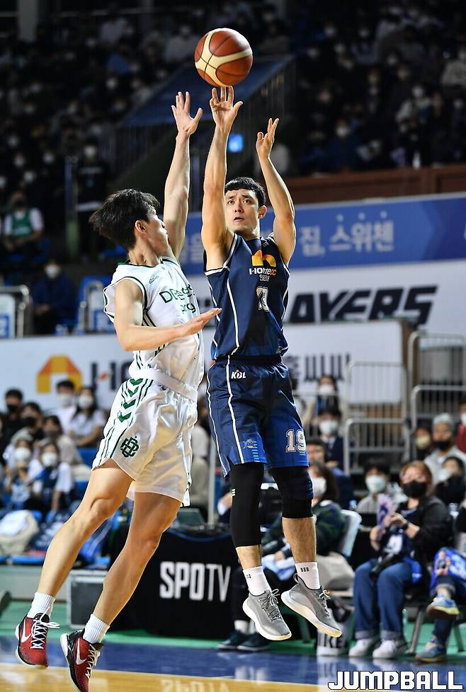 ‘라건아 21P 21R’ KCC, DB 꺾고 단독 7위