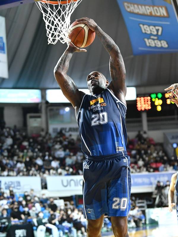 '라건아 더블-더블' KCC, DB 꺾고 단독 7위 도약