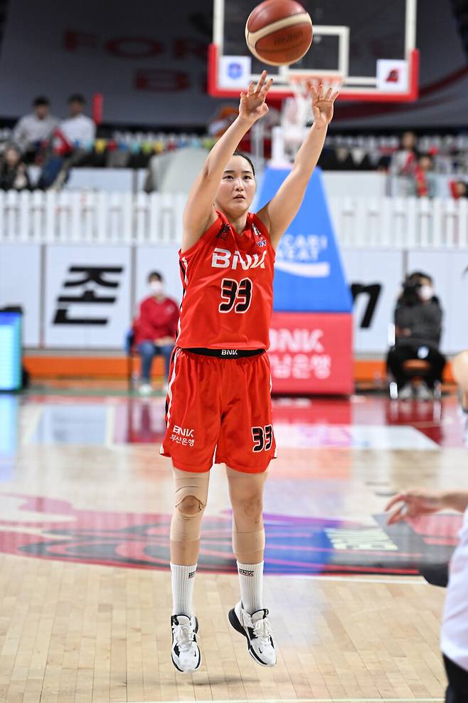 ‘한엄지 25점 Bnk Kb 꺾고 팀 창단 첫 4연승 질주