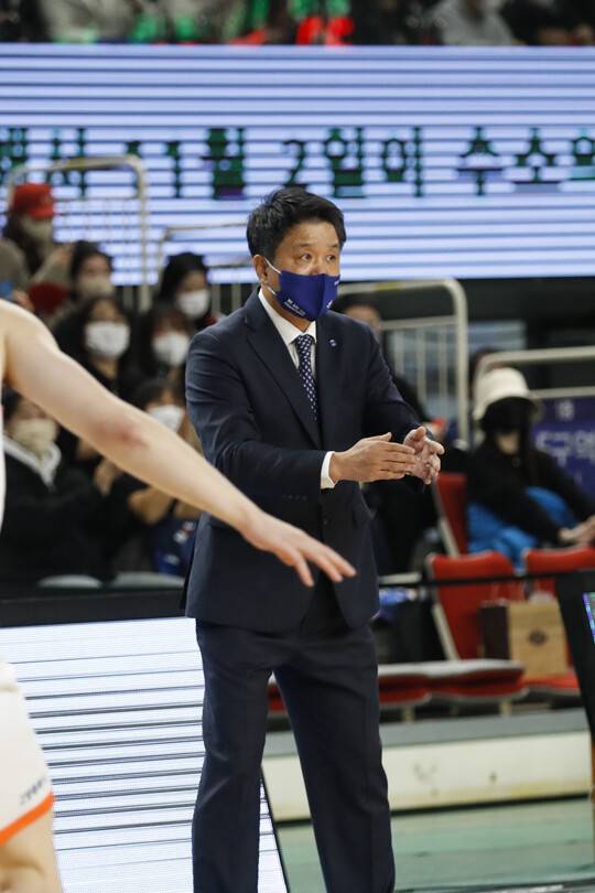 경기 후 김승기 캐롯 감독 선수들 너무 열심히 해줬다” 유도훈 한국가스공사 감독 홈 팬들에게 죄송하다”