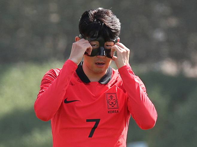 태극문양이면 좋았을 텐데 손흥민 배트맨 마스크 배경엔 Fifa가 있다