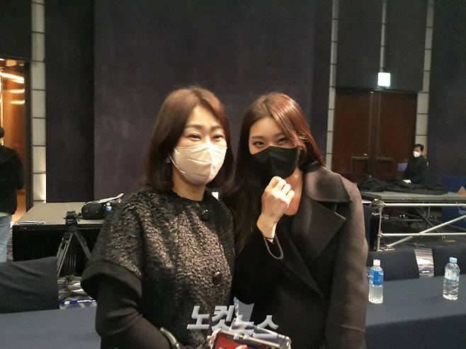 이정후 엄마 ·고우석 신부 도 함박웃음 Mvp 수상만 새 가족도 기뻐