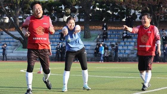 오늘만큼은 내가 손흥민22년만의 여야 축구대회 Mvp 누구