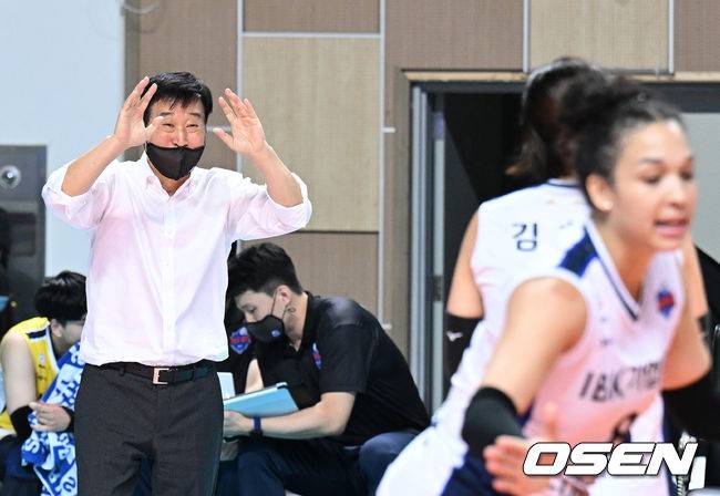 ‘2연패 탈출’ 김호철 감독 “선수들 투지에 만점을 주고 싶다” [장충 톡톡]