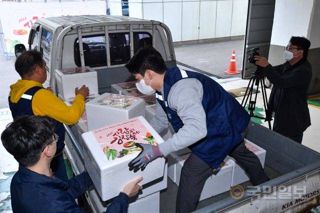 드라이브 스루로 소외이웃에 전해진 지구촌교회의 김치 나눔