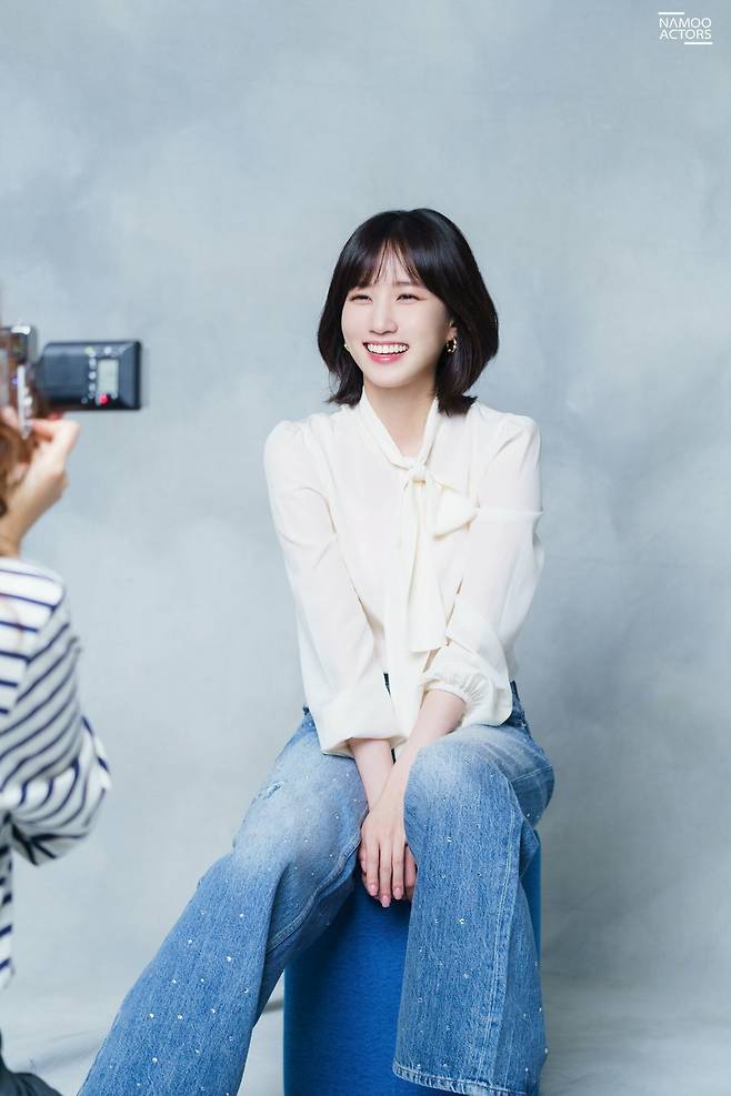 박은빈일본에서 빛나는 미모 자랑첫 일본 매거진 커버 장식청순한 블라우스룩 어썸클