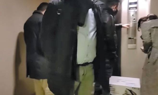 더탐사 한동훈 현관문 앞에서 압수수색 느껴봐라” 생중계