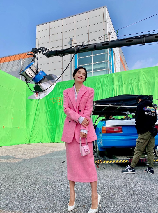 송중기 엄마 역정혜영50세인데 초동안 비주얼핑크 정장룩 어썸클