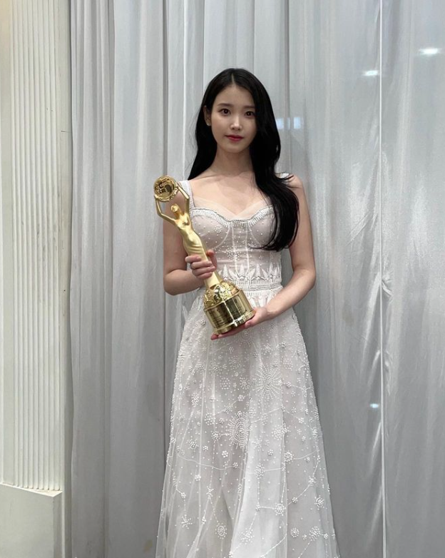 청룡 아이유 윤아공주 드레스너무 예뻐 놀라워화이트 드레스 어디꺼 어썸클