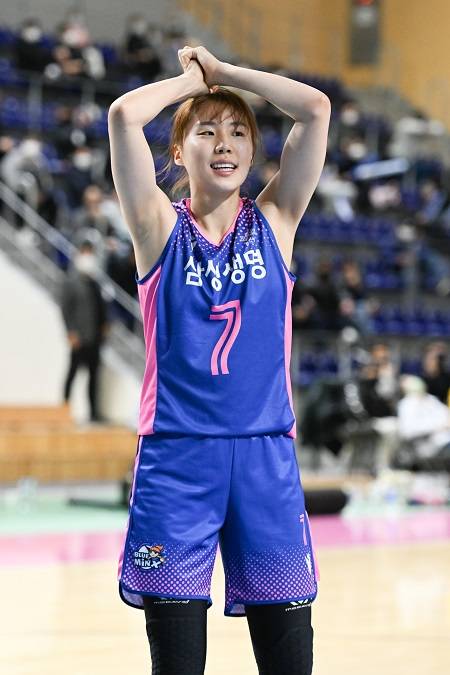 Kbs 시스터즈 오랜만에 64점 맹폭 배혜윤 돌아오자마자 존재감 발휘 삼성생명 2위 싸움 불 붙였다
