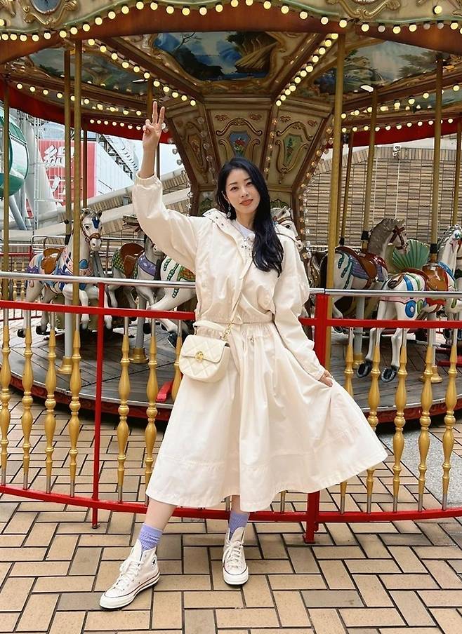 ‘서정희 딸 서동주 대만 놀이공원에서 춤 신난 스트링 원피스룩 패션엔