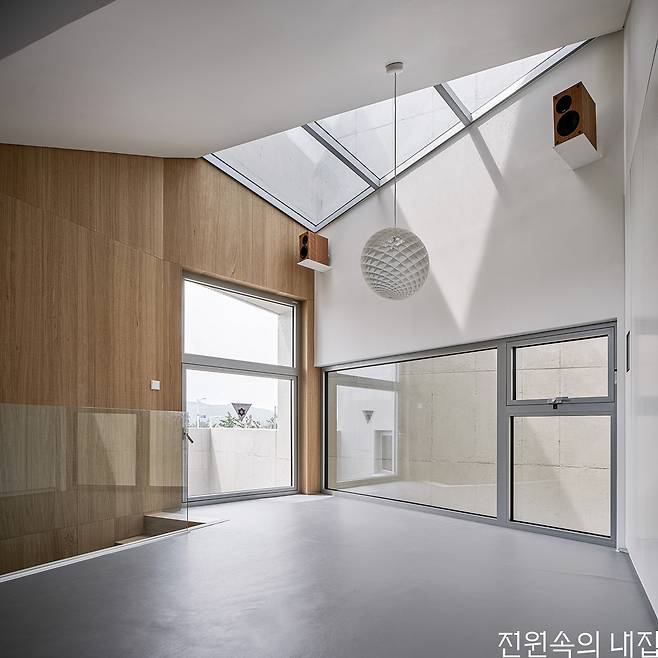 노출콘크리트 벽으로 감싸고 흐름으로 잇는 집 전원속의 내집