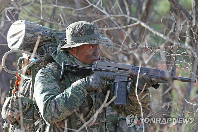 은밀히 침투해 화력 유도추위도 물리친 해병 수색대원 훈련