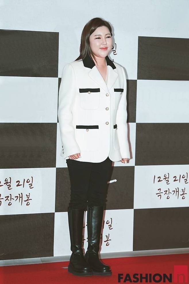 송가인 트롯 여신의 영웅 시사회 나들이룩시크한 블랙앤화이트 패션엔