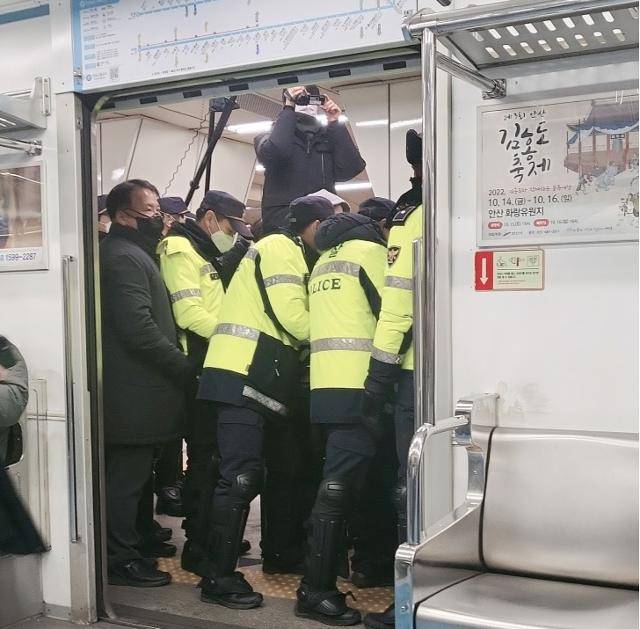 전장연 시위에 무정차 통과 대신 열차 출입문 막은 서울교통공사