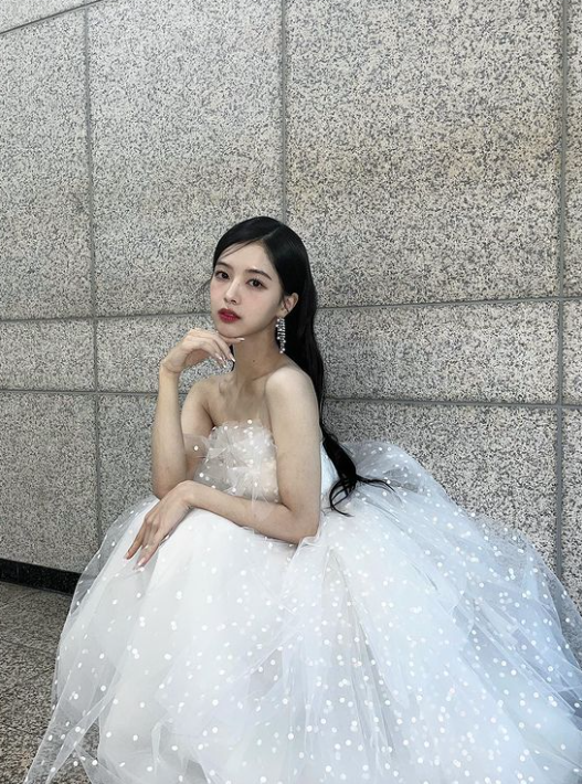 무보정에도 너무 예뻐 난리난 여배우천사같아화이트드레스룩 어썸클