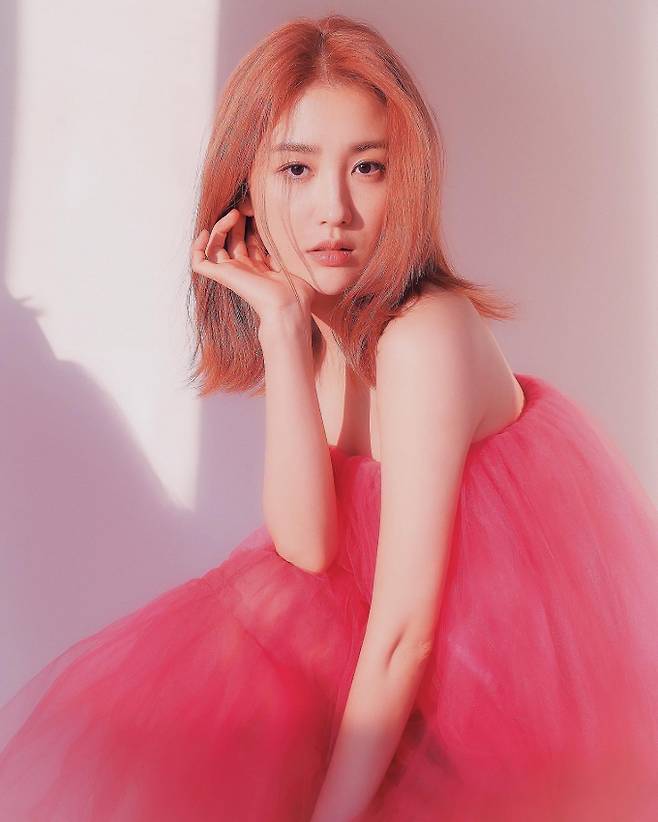 박하선 핑크 머리핫핑크 드레스 입고 몽환 분위기