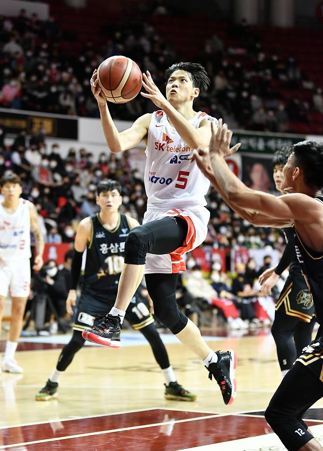 막판에 빛난 김선형의 스틸 2개-도움 1개, SK 1위 KGC에 1점차 승리