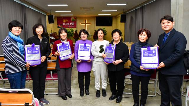 ‘어르신의안부를묻는우유배달 사역 김포하이교회 성도들과 같이해 보니 독거 어르신에 우유 배달 귀한 생명 살려요”