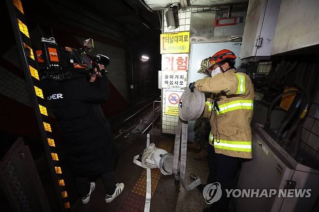 서울지하철 3호선서 선로 화재 발생현재는 운행 재개