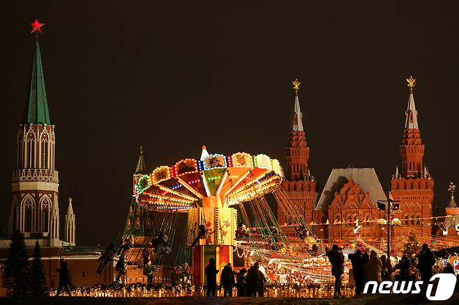 우크라 침공 이후 첫 러시아의 성탄 풍경곳곳에 군사작전 심벌