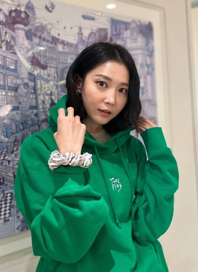 오윤아 탄츠플레이에 푹 딱 어울리는 그린 스웻 셋업의 탄츠플레이룩 패션엔