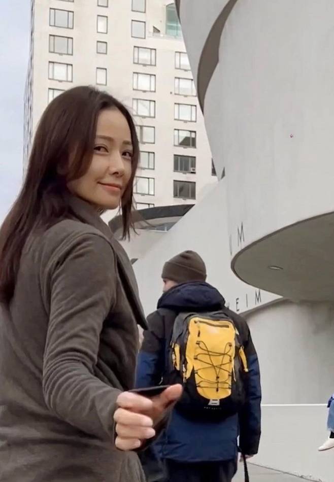 손태영 훌쩍 큰 딸과 박물관 나들이 롱다리 모녀 닮은꼴 패션엔