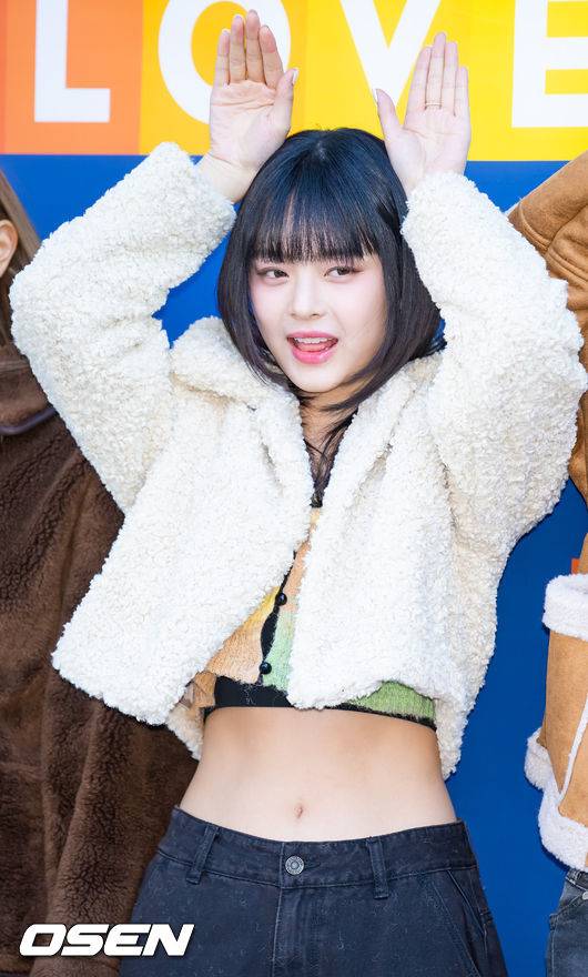 뉴진스 하니토끼 포즈 취하며 드러난 복근 사진