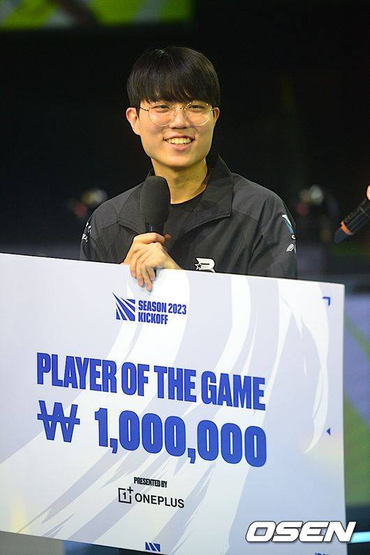 특별전 Pog ‘커즈 문우찬 ‘함박웃음 사진