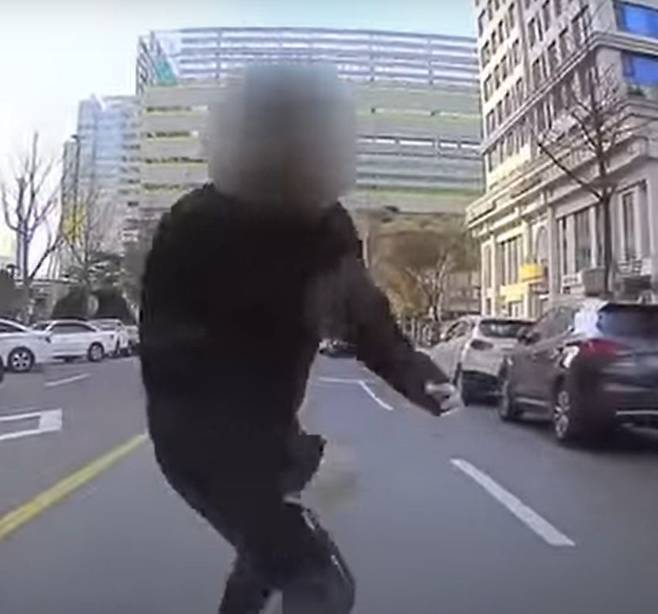 이유 없이 오토바이에 몸통 박치기車 보닛 올라가 난동도 영상