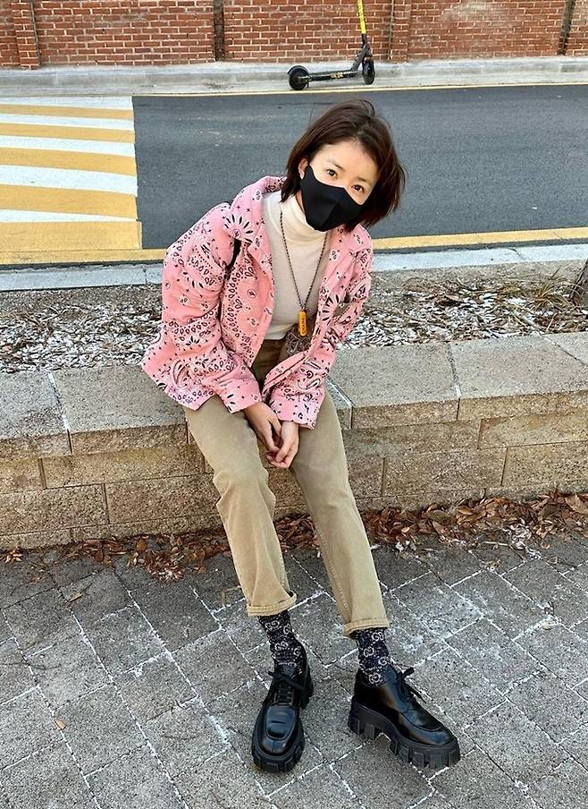 이시영 마음은 벌써 봄 논란 뒤로 한 화사한 핑크 나들이룩 패션엔