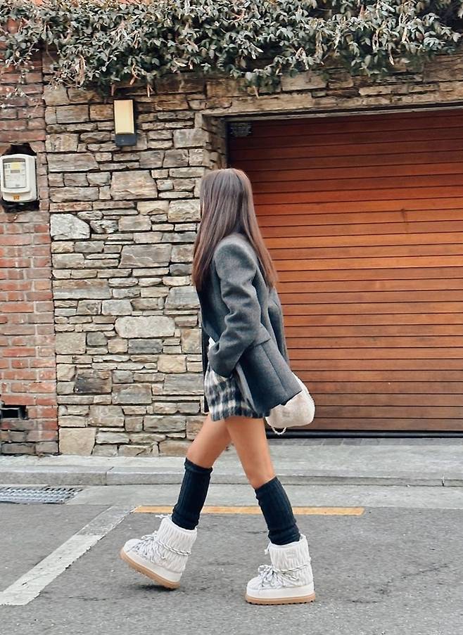 기은세 뉴진스 아닌 누진세” 자폭 걸그룹 뺨치는 41세의 프레피룩 패션엔