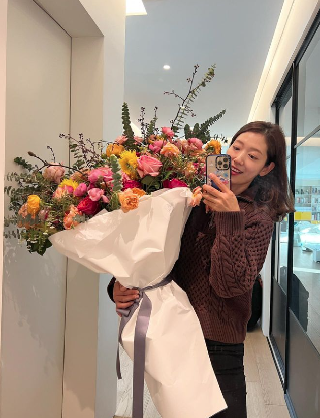 출산후 박신혜살 더 빠져 갸름니트도 헐렁브라운니트룩 어썸클
