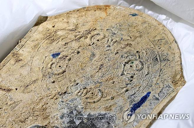 일본 나라 4세기 고분서 방패형 청동거울·237m 철검 출토