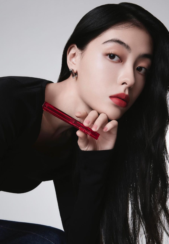 더글로리송혜교 괴롭힌 이사라 아역 누구냐고 난리화보속 흑발레드립 어썸클