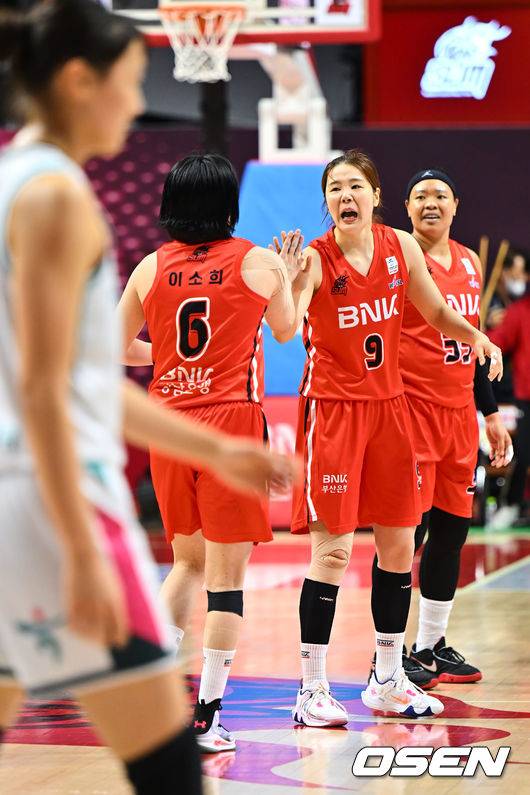 BNK, '최하위' 하나원큐 완파하면서 2위 수성