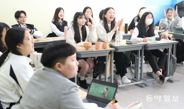 마스크 해제 첫 날 고등학생들은 청계천 옆 사진관