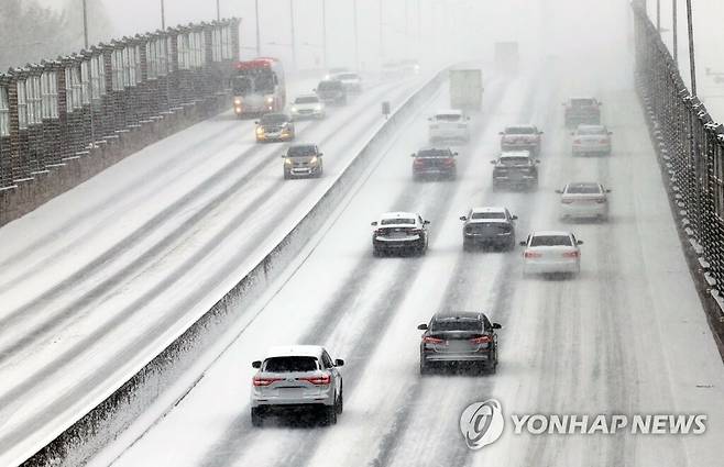 눈 오는 날 운전 할 때 주의사항은 1일 1짤