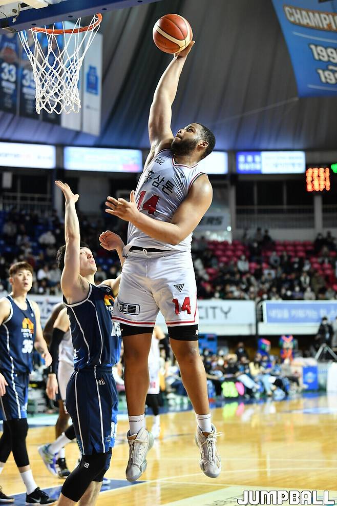 ‘스펠맨 34점+변준형 위닝샷’ KGC, 제퍼슨 37점 앞세운 KCC에 진땀승