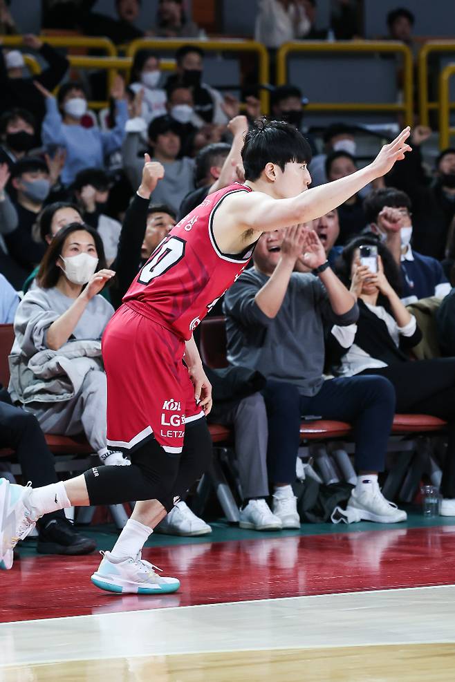 "홈구장 골대를 바꿔볼까 고민도" LG, 마침내 홈 5할승률 채웠다