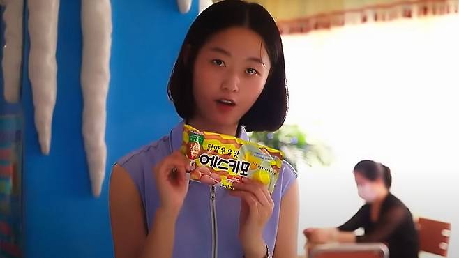 北 유튜버 '닭알우유맛' 아이스크림 먹방...北의 '창의적 선전' 관심