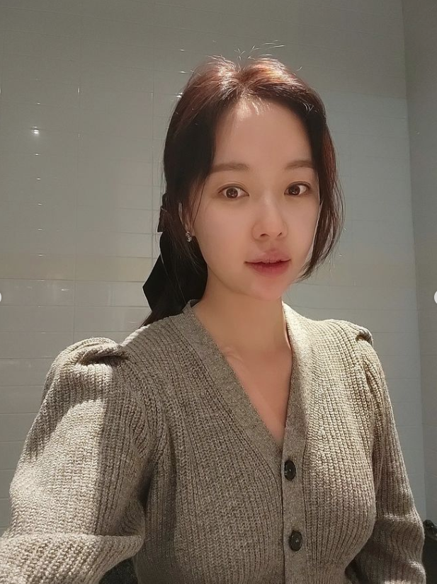 출산후 20kg감량 성공황정음살 쏙 빠져 갸름브이넥 니트룩 어썸클