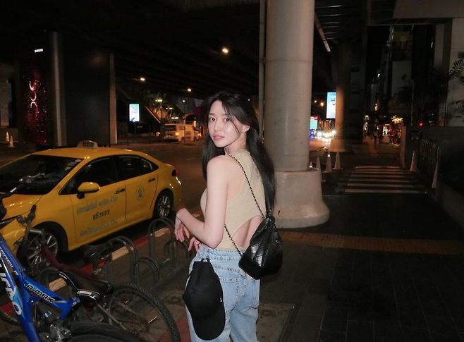 진짜 하얗네백옥피부태국길거리에서 혼자 빛나직각어깨 크롭티룩 어썸클